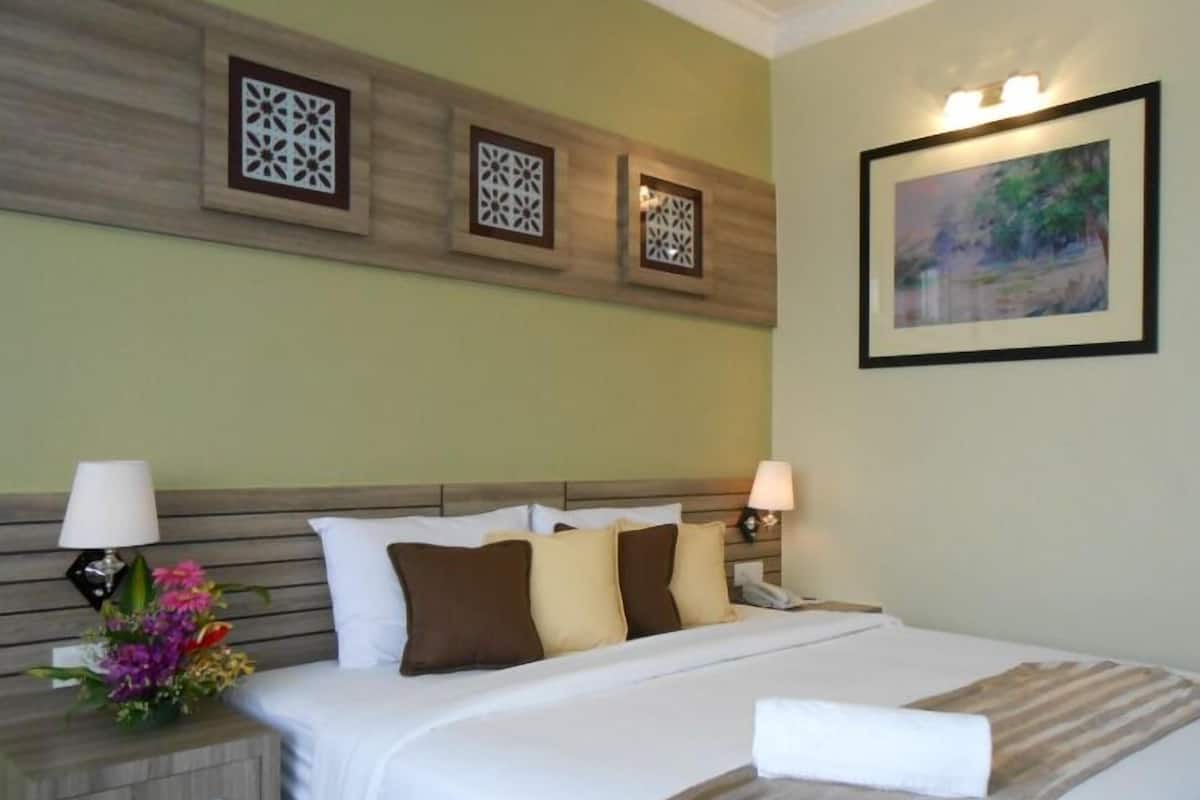 Quarto casal luxo, vista para o mar | Ferros/tábuas de passar roupa, Wi-Fi de cortesia, roupa de cama