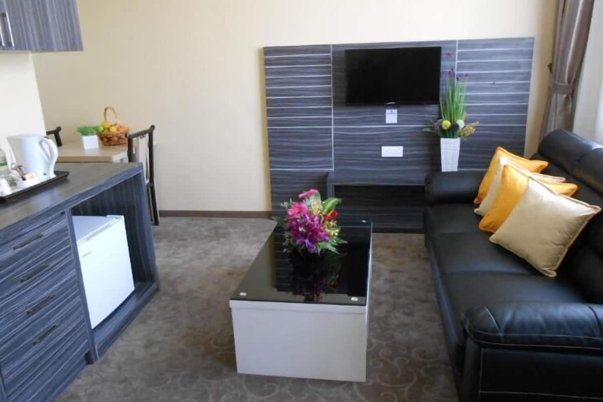 Suite Deluxe, vista para a colina | Sala de estar | Televisor LED 