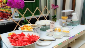 Uma mesa de buffet com diversos alimentos e utensílios.