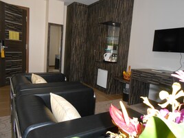 Suíte júnior | Área de estar | TV LED