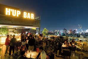 Este bar no terraço do hotel, com vista para a piscina 