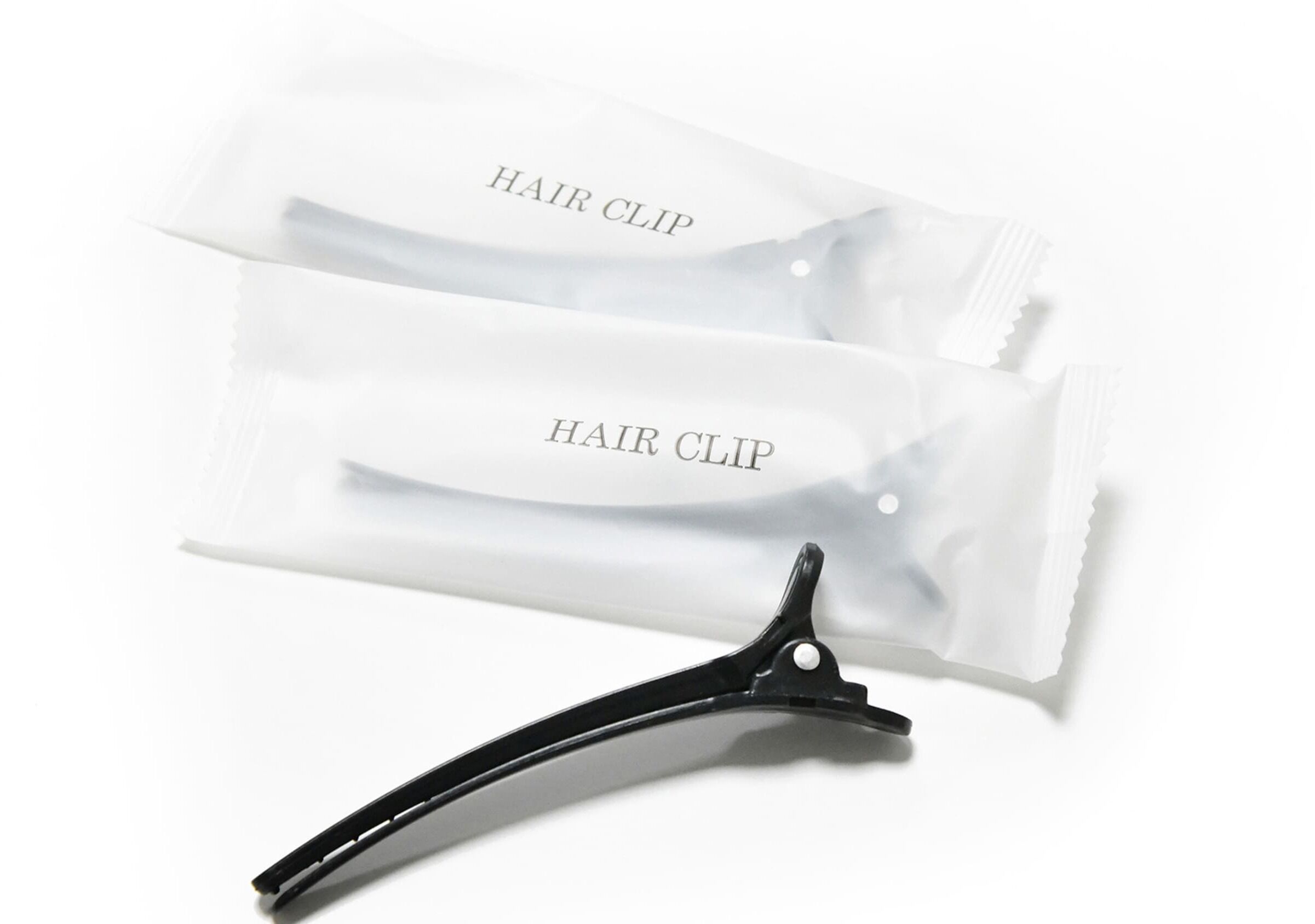 Três conjuntos de presilhas de cabelo e uma presilha de cabelo preta.