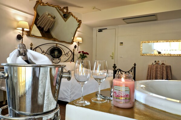 Suite Deluxe | Minibar, cofre no quarto, com decoração personalizada