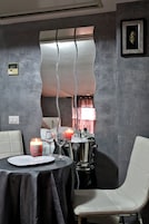 Suíte júnior | Frigobar, cofres nos quartos, individualmente decorados