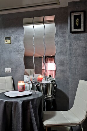 Suite Júnior | Minibar, cofre no quarto, com decoração personalizada