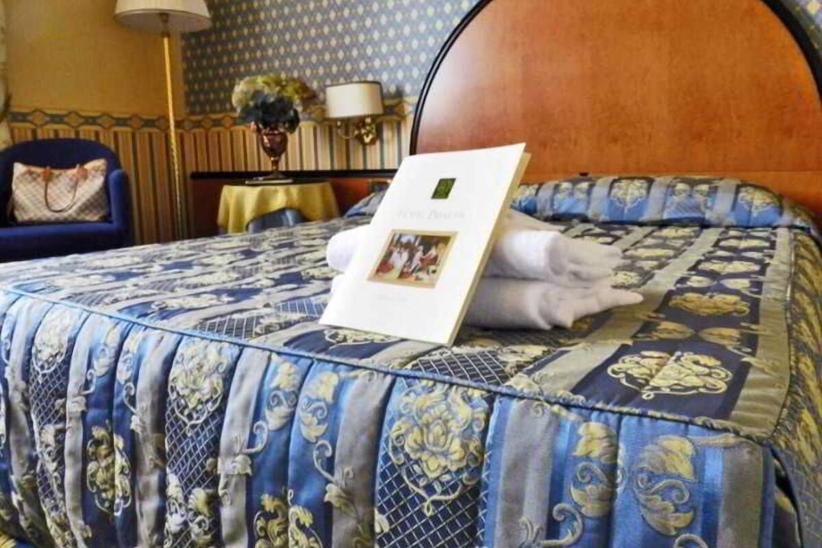 1 quarto, frigobar, cofres nos quartos, escrivaninha