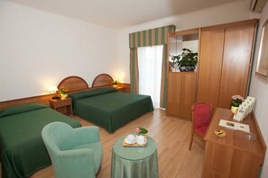 Quarto Triplo | Minibar, cofre no quarto, com decoração personalizada 