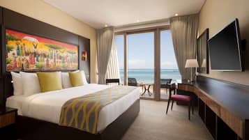 Quarto superior, 1 cama King, vista para o oceano (non smoking) | Cofres nos quartos, escrivaninha, quartos à prova de som