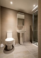 Quarto Twin Superior, casa de banho anexa (Large Twin Room) | Casa de banho | Um polibã, artigos de higiene pessoal grátis 