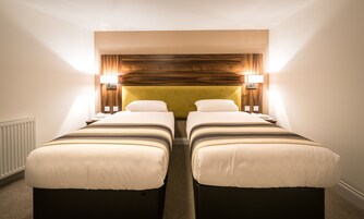 Quarto Twin Superior, casa de banho anexa (Large Twin Room) | Secretária, ferro/tábua de engomar, Wi-fi grátis 