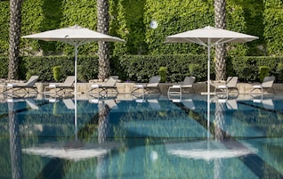 Piscina exterior sazonal, guarda-sóis, espreguiçadeiras