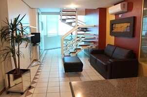 Quarto premium (Duplex) | Área de estar | TV LCD 32 polegadas com canais digitais, TV