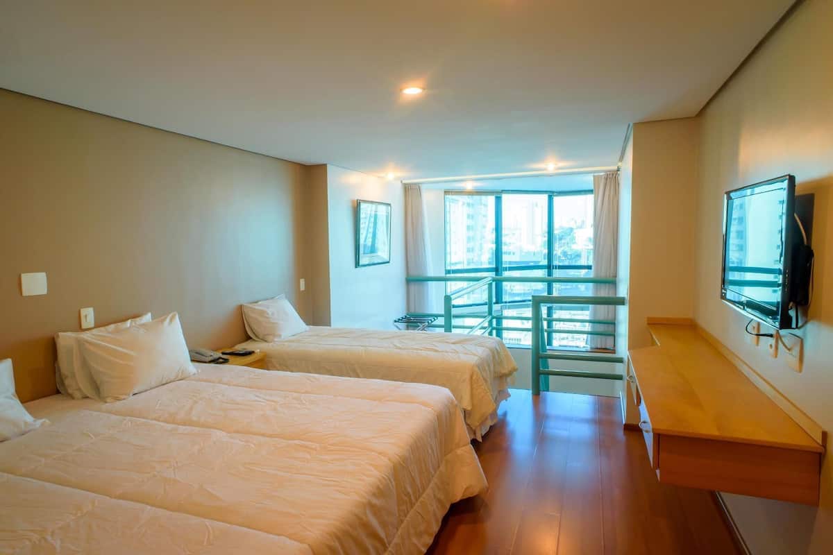 Frigobar, cofres nos quartos, escrivaninha, cortinas blackout