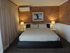 Suíte estúdio luxo, 1 cama King, banheira de hidromassagem | Escrivaninha, espaço de trabalho para notebook