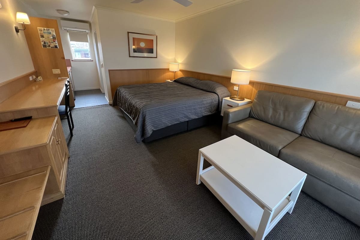 Escrivaninha, espaço de trabalho para notebook