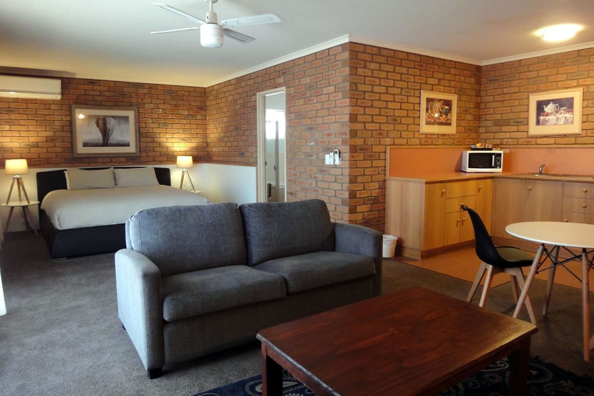 Escrivaninha, espaço de trabalho para notebook