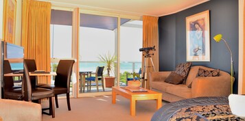 Quarto Deluxe, 1 cama king-size, vista para o oceano | Sala | Televisor LCD, leitor de DVD 