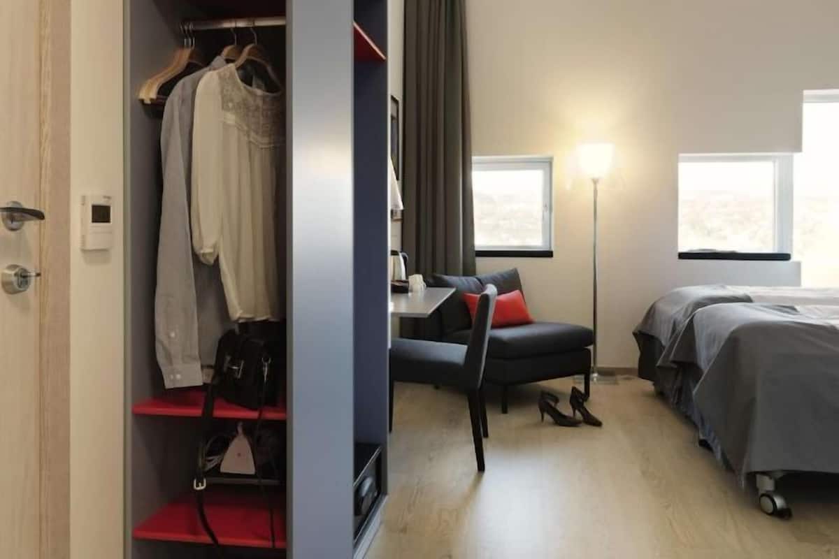 Roupa de alta qualidade, cofre no quarto, secretária 