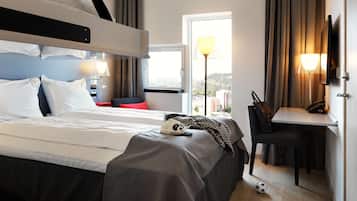 Quarto família | Roupas de cama premium, cofres nos quartos, escrivaninha