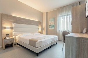 Quarto casal superior de uso individual | Frigobar, cofres nos quartos, escrivaninha