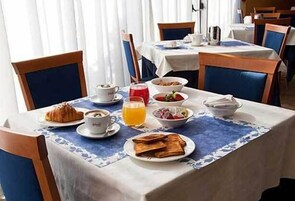 Café da manhã com buffet grátis todos os dias