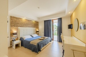 Suíte júnior, sacada | Frigobar, cofres nos quartos, escrivaninha, Wi-Fi de cortesia