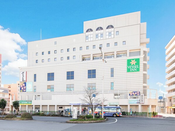 Um hotel com vários andares e um destaque para a placa Vessel Inn.