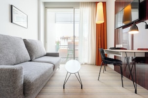 Apartamento, 1 cama de casal e sofá-cama | Área de estar | TV de tela plana 36 cm com canais via satélite, TV, Netflix