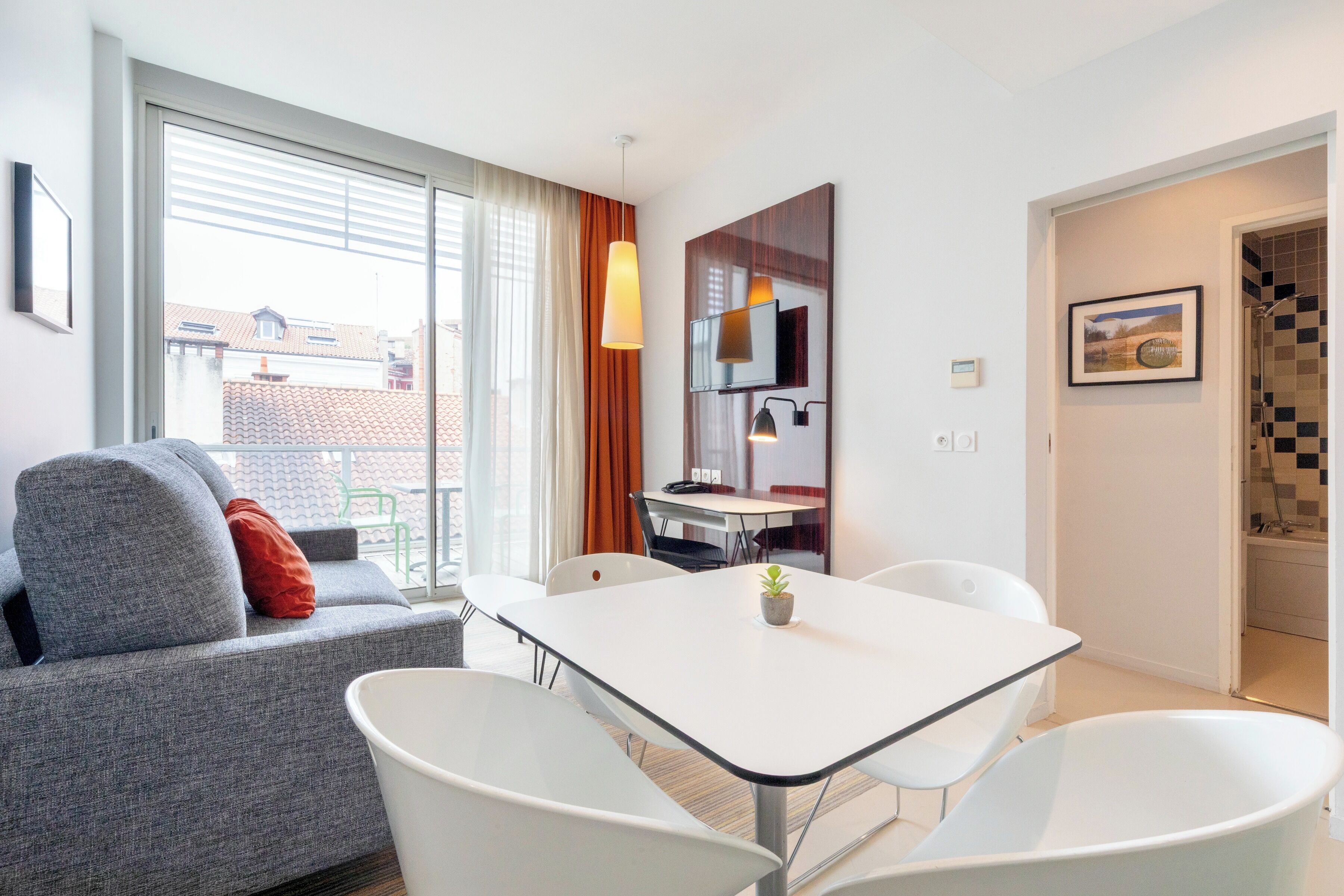 Apartamento, 1 cama de casal e sofá-cama | Sala de estar | Televisor de ecrã plano de 36 cm com canais via satélite, televisor 