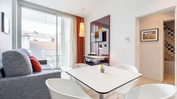 Apartamento, 1 cama de casal e sofá-cama | Sala de estar | Televisor de ecrã plano de 36 cm com canais via satélite, televisor