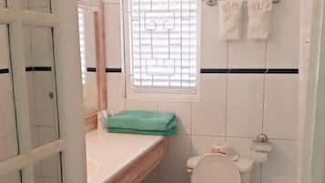 Apartamento, 1 quarto | Banheiro | Chuveiro/banheira combinados, banheira de imersão