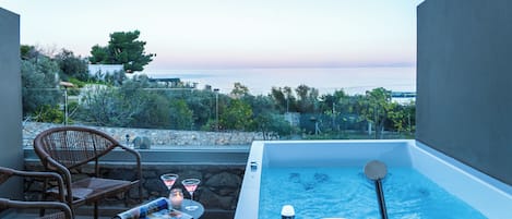 Quarto casal ou duplo luxo, banheira de imersão, vista para o oceano | Terraço/pátio