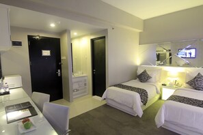 Roupa de alta qualidade, minibar grátis, cofre no quarto, secretária 