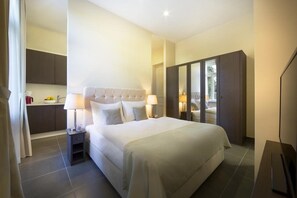 1 quarto, frigobar, cofres nos quartos, escrivaninha