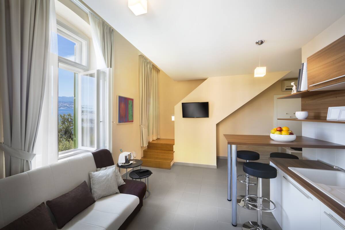 Two-storey studio apartment, sea view (for 4 persons) | Cofre no quarto, secretária, berços/camas para crianças grátis 