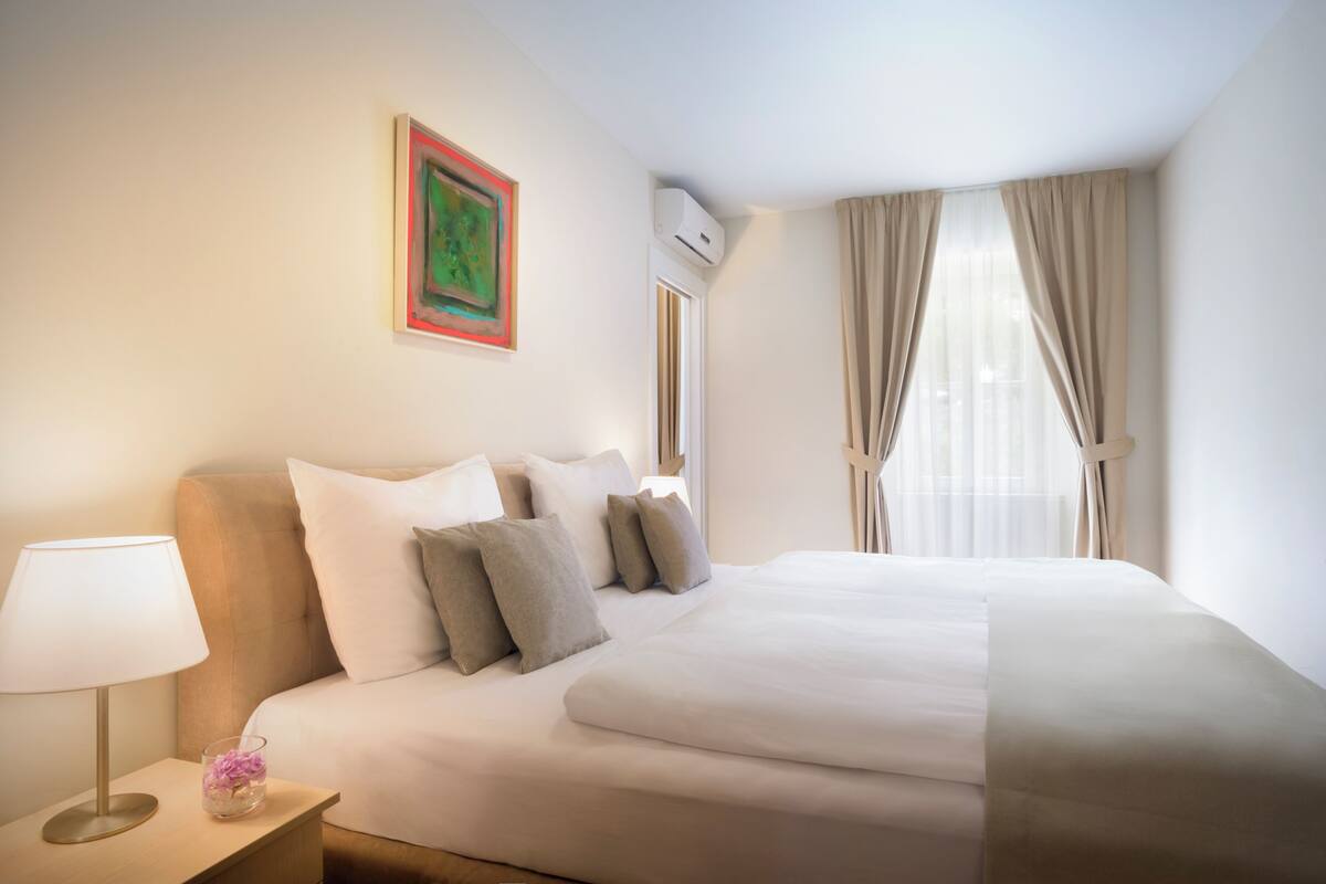 Apartamento, 1 quarto, pátio, vista para o parque | 1 quarto, cofre no quarto, ferro/tábua de engomar, Wi-fi grátis 