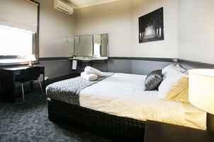 Ferro/tábua de engomar, Wi-fi grátis, roupa de cama fornecida 