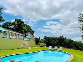 Piscina externa, espreguiçadeiras