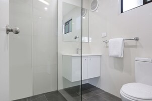 Estúdio, 1 cama Queen | Banheiro | Produtos de toalete grátis, secador de cabelo, toalhas de banho 