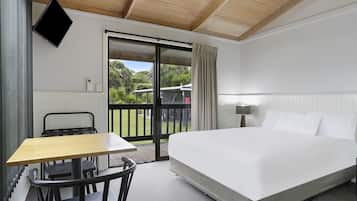 Estúdio, 1 cama Queen | Roupas de cama premium, frigobar, individualmente decorados