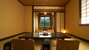 Quarto Tradicional (Japanese-Style) | Roupa de alta qualidade, cofre no quarto, secretária