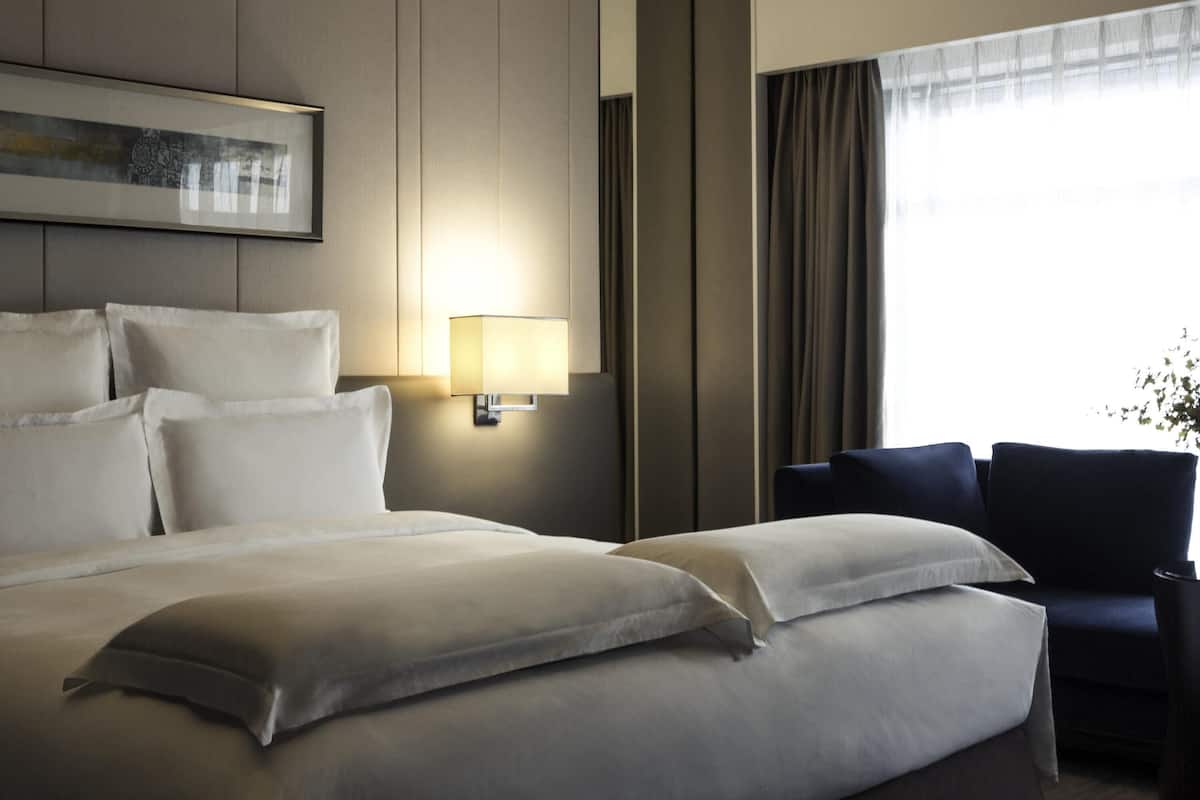 Frigobar, cofres nos quartos, escrivaninha