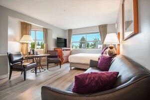 Suíte, 1 cama Queen | Roupas de cama premium, escrivaninha, espaço de trabalho para notebook