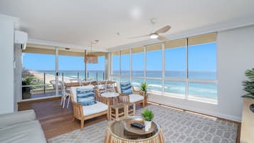 4.5 Star Beachfront Apartment | Área de estar | TV, DVD player