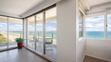 4.5 Star Beachfront Apartment | Terraço/pátio
