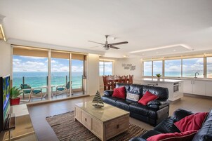 4.5 Star Beachfront Apartment | Sala de estar | Televisor, leitor de DVD 