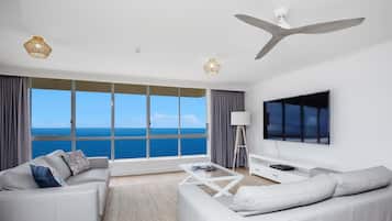 4.5 Star Beachfront Apartment | Área de estar | TV, DVD player