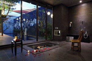 Artigos de higiene pessoal grátis, um secador de cabelo, chinelos 