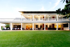 Fachada do alojamento (tarde/noite)