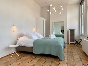 Apartamento superior, 1 cama King | 1 quarto, roupas de cama premium, individualmente decorados